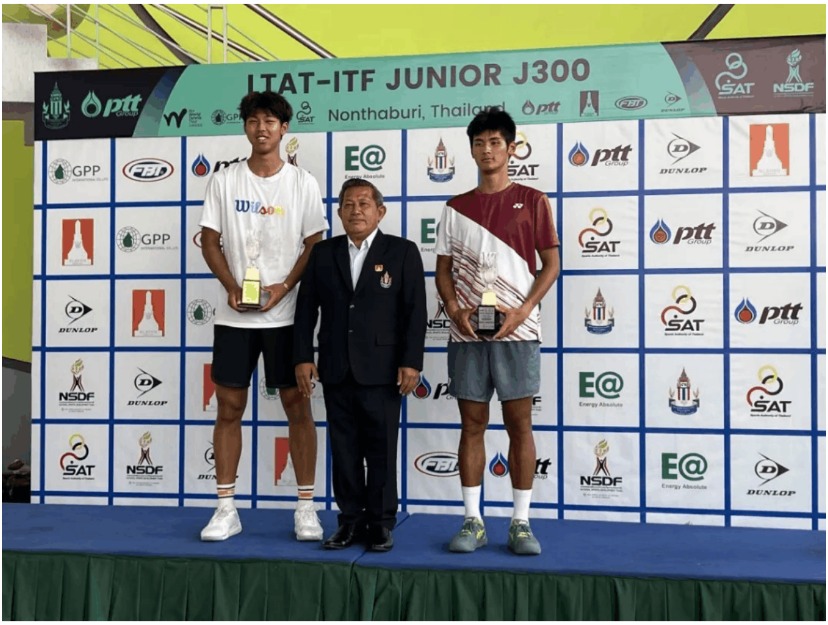 成为一个网球冠军需要多久？一年，三年，也许更久……成为一个网球冠军需要哪些特质？天赋，坚持，永不放弃……成为一个网球冠军需要哪些助力？教练，专业团队，后勤保障。